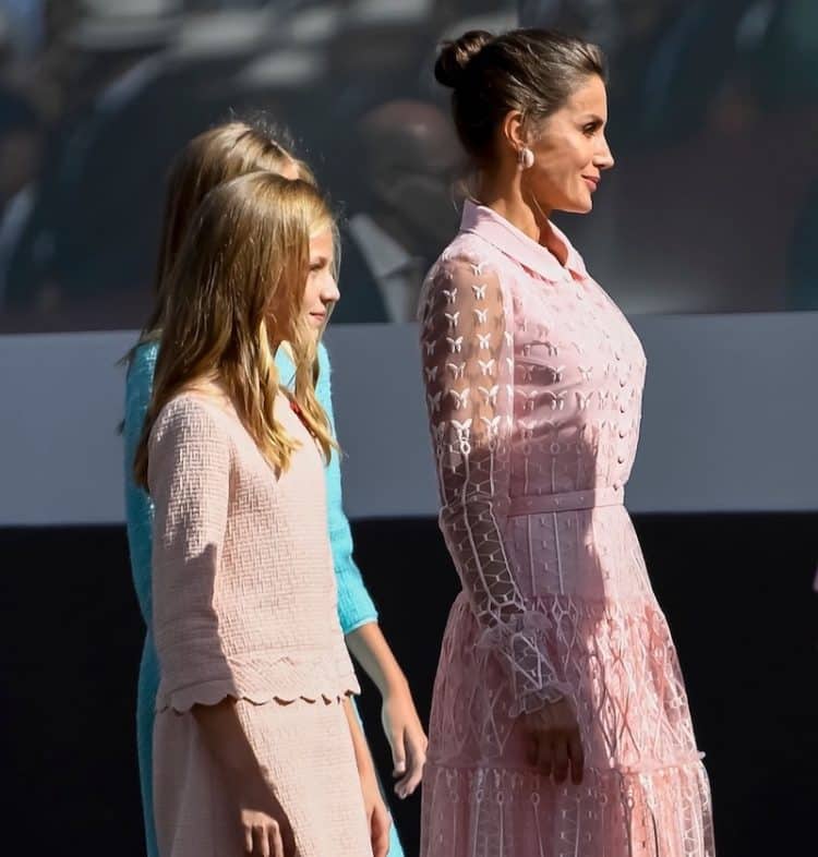 Letizia Ortiz in rosa, pizzi tulle e trasparenze. Nuovo look firmato ...