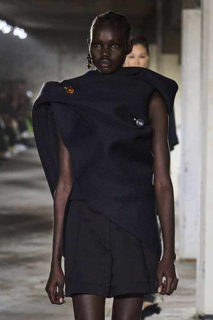 Vestiti estivi 2023 Dries Van Noten. Nero, fiori e colore. Foto e video - Donne Sul Web